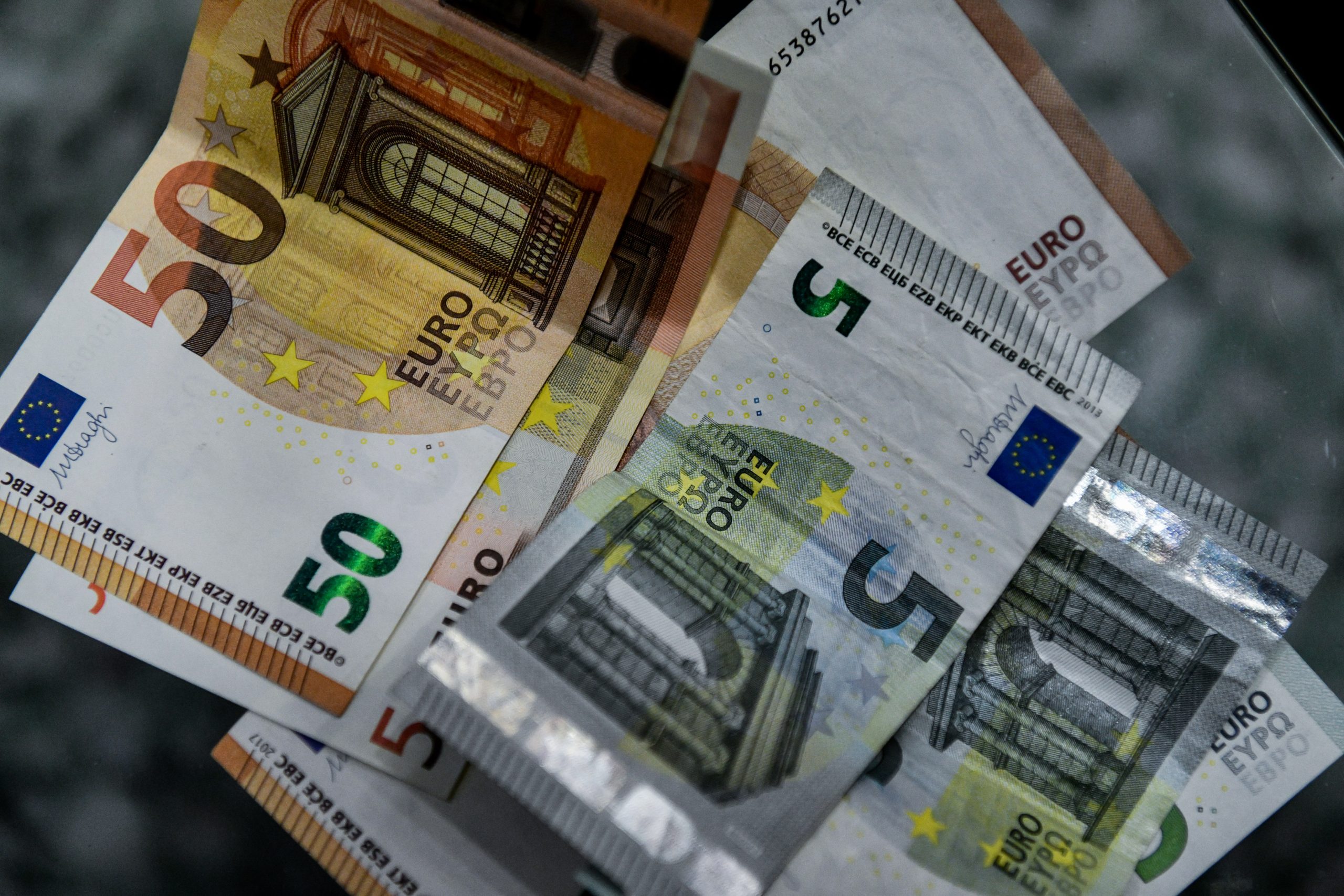 Με διαφορετικές ταχύτητες στη μείωση των επιτοκίων ΕΚΤ και Fed το 2025 ...